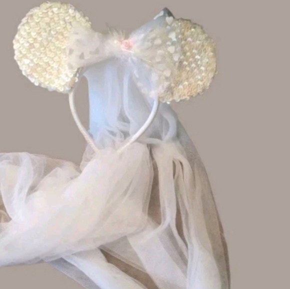 Disney | Accessories | Disney Park Minnie Mouse Bridal Ears Veil ...